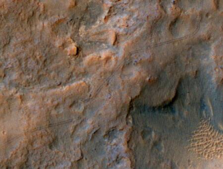 NASA releases amazing pictures of Mars rover Curiosity from space ...