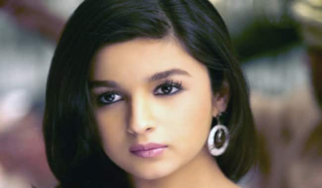 I`m an actor, not anyone`s daughter on screen: Alia | People News | Zee ...