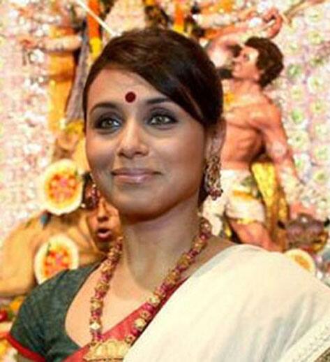 Rani Mukerji prays at Kalighat, urges women to be brave | People News ...