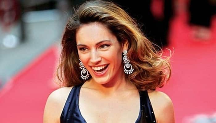 Kelly Brook poses in the buff | And More ... News | Zee News