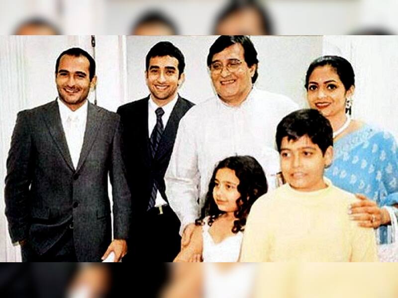 A timeline of Vinod Khanna's inspiring life (1946-2017) | News | Zee News