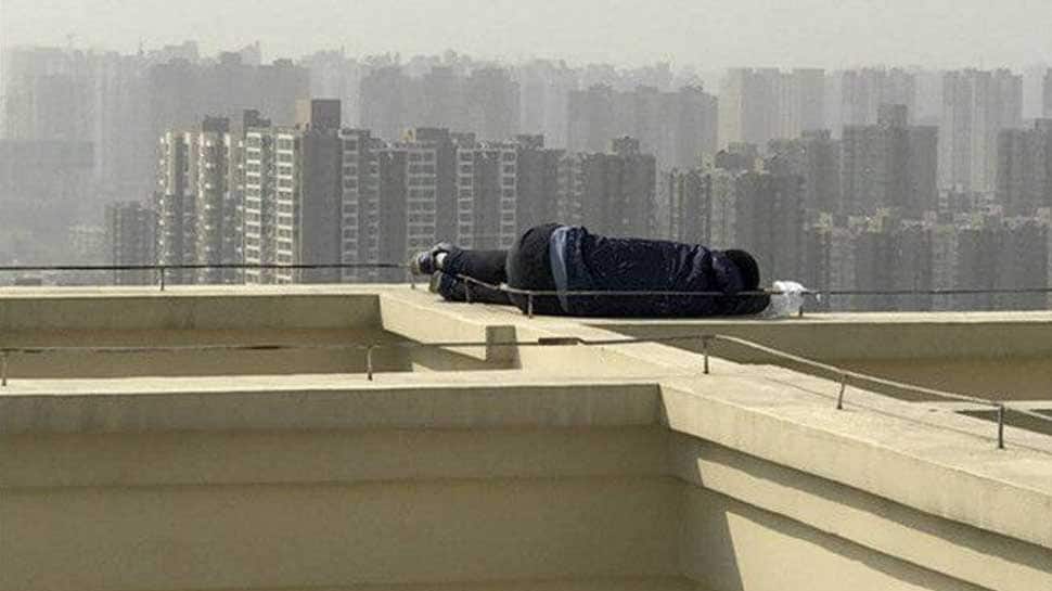 Drunken man falls asleep on building ledge 29th floors above ground ...