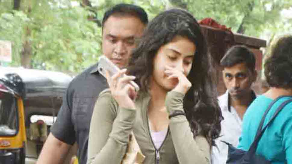 Photo Gallery: Janhvi Kapoor spotted outside a doctor's clinic in Juhu ...