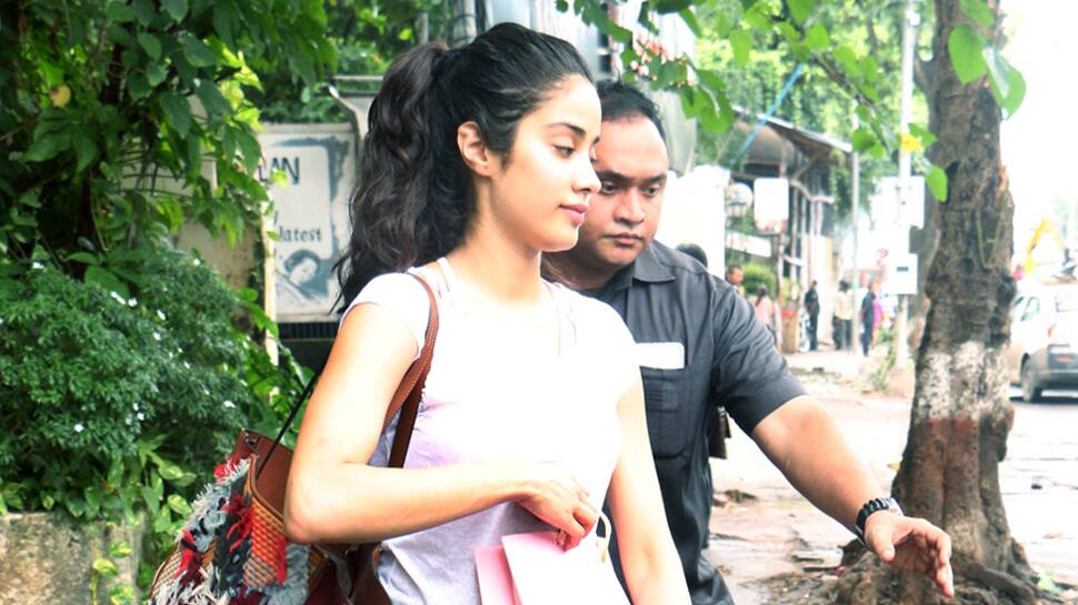 Photo Gallery: Janhvi Kapoor snapped on a casual outing | News | Zee News