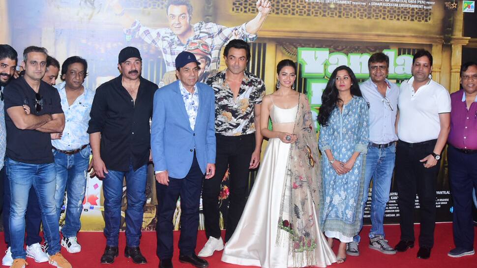 Photo Gallery: Dharmendra and sons Sunny and Bobby at the trailer ...