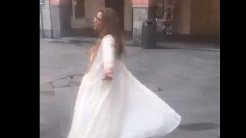 Dimple Kapadia relives 'Bobby' moment in a small Italian town - Watch ...