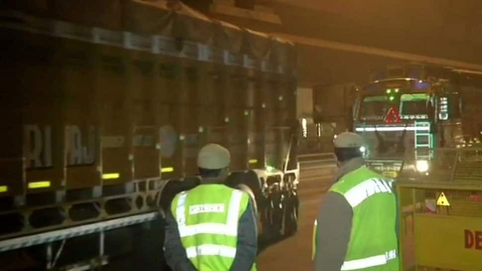 Police continue to check entry of vehicles in Delhi due to pollution ...