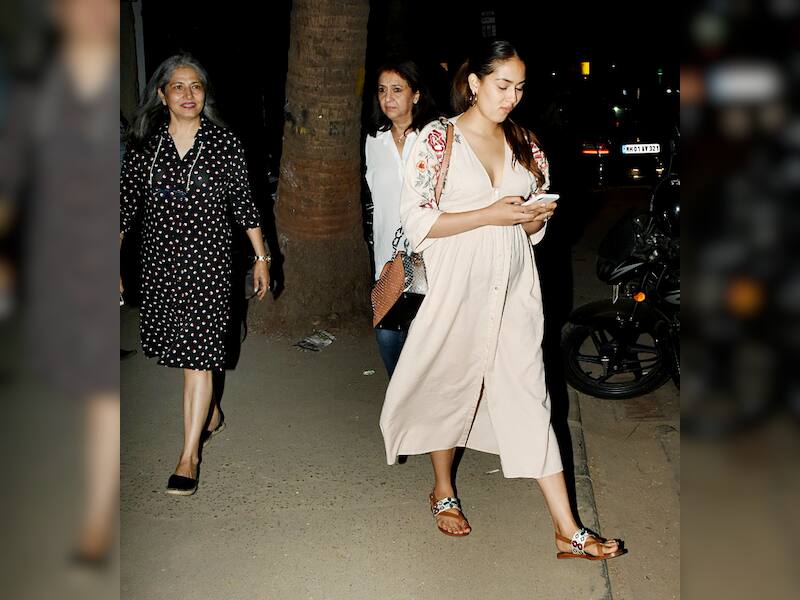 Photo Gallery: Mira Rajput goes on a dinner date with mom | News | Zee News