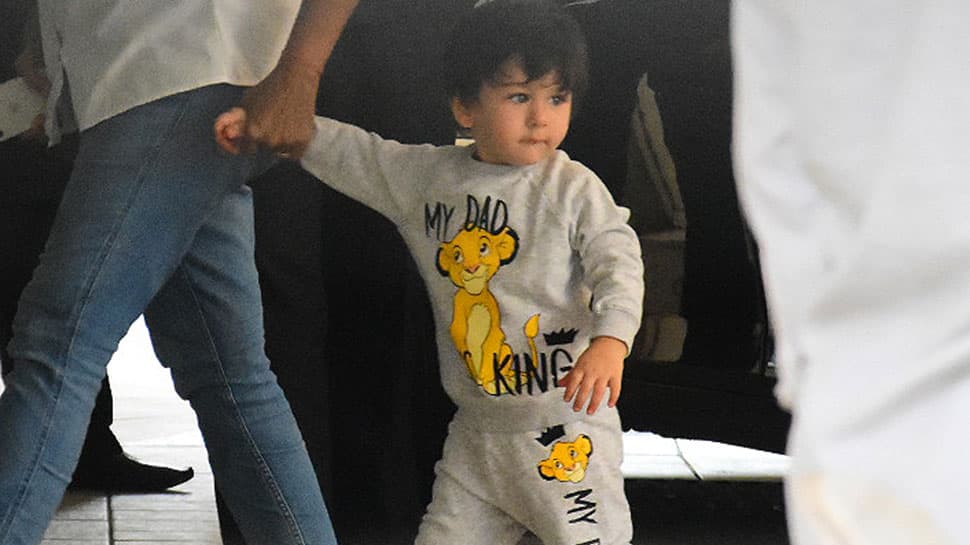 Photo Gallery: Taimur Ali Khan to paps, ''My Dad is the king'! | News ...