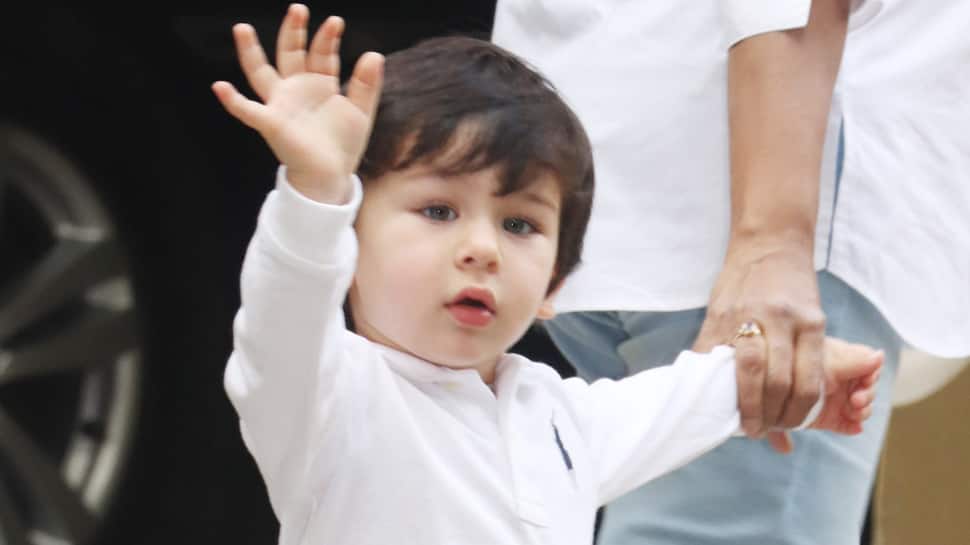 Photo Gallery: Taimur Ali Khan greets paparazzi in the most adorable ...