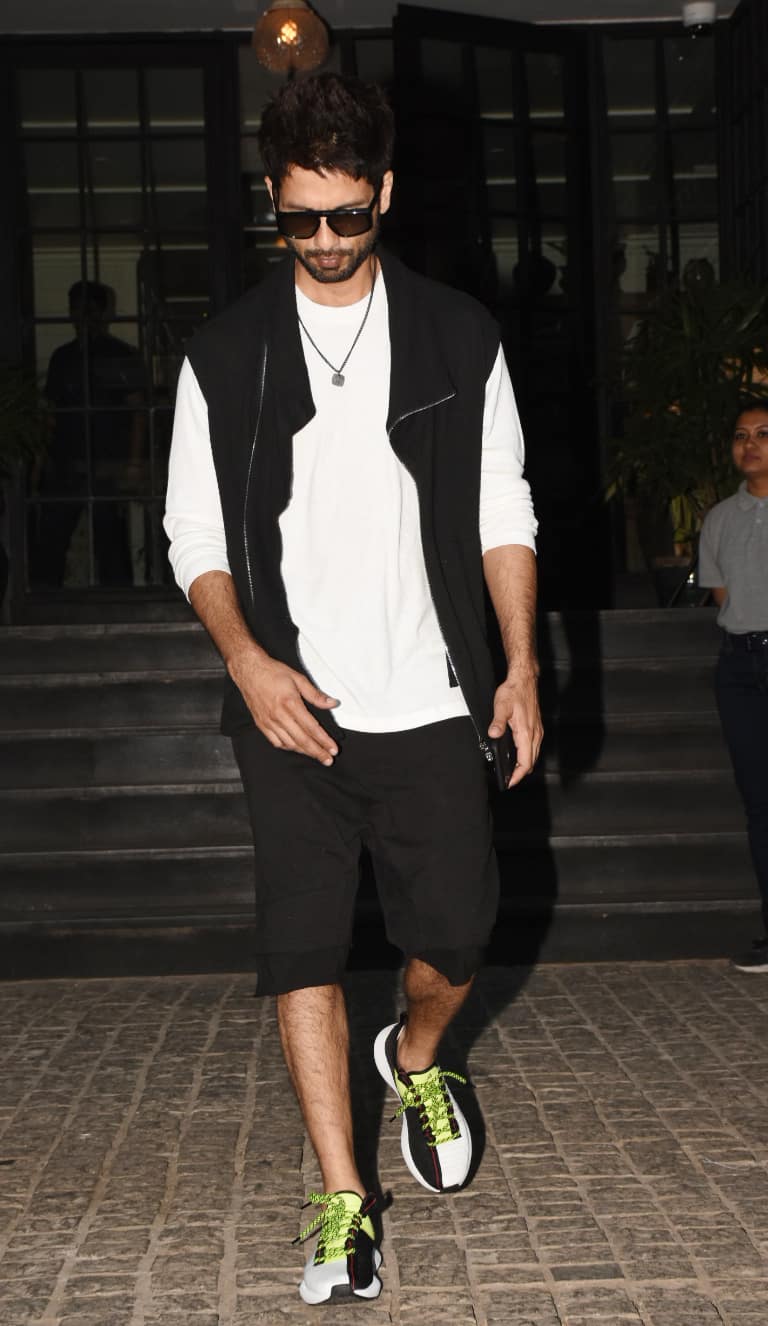 Photo Gallery: Shahid Kapoor aces the casual look | News | Zee News