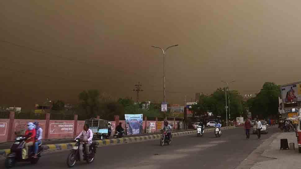 Massive dust storm, thunderstorms to hit north India on April 5, rains expected | Delhi News ...