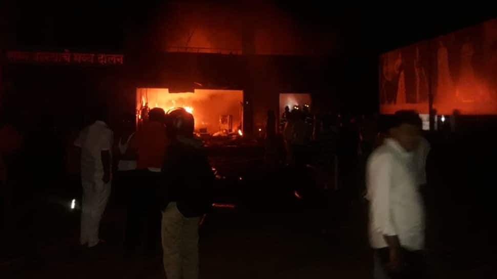 Pune: 5 dead after fire breaks out in cloth showroom | Pune News | Zee News
