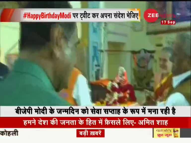 Prime Minister Narendra Modi offers prayers at Garudeshwar Dutt Mandir ...