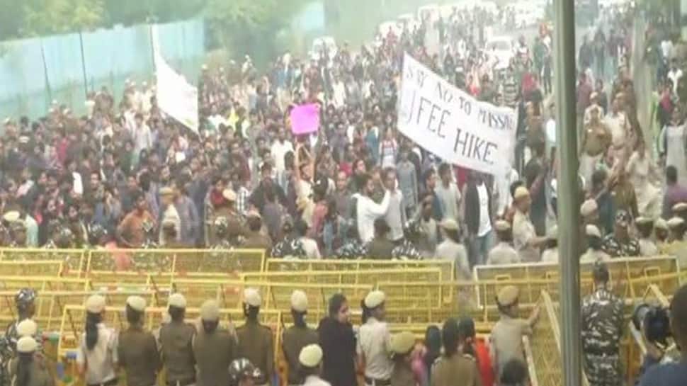 JNU Students' Union hold protests against fee hike | India News | Zee News