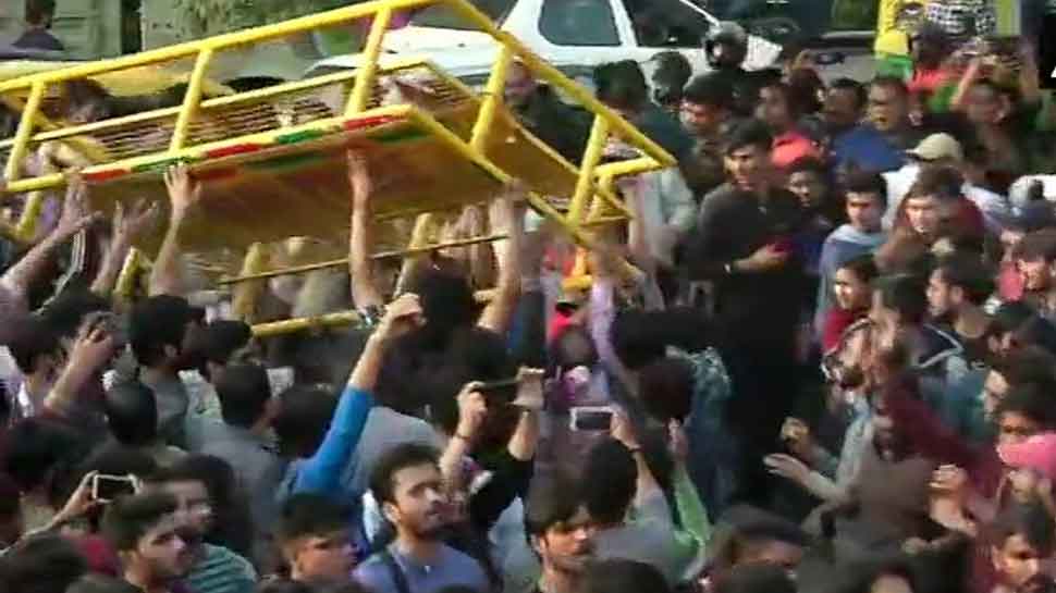 JNU protest: Scuffle breaks out between police, students on Convocation ...