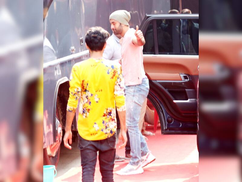 Photo Gallery: Ranbir Kapoor looks dapper in a beanie cap | News | Zee News