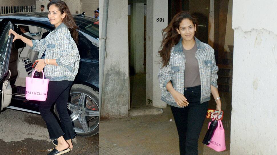 Photo Gallery: Mira Rajput makes an easy-breezy appearance, carries a ...