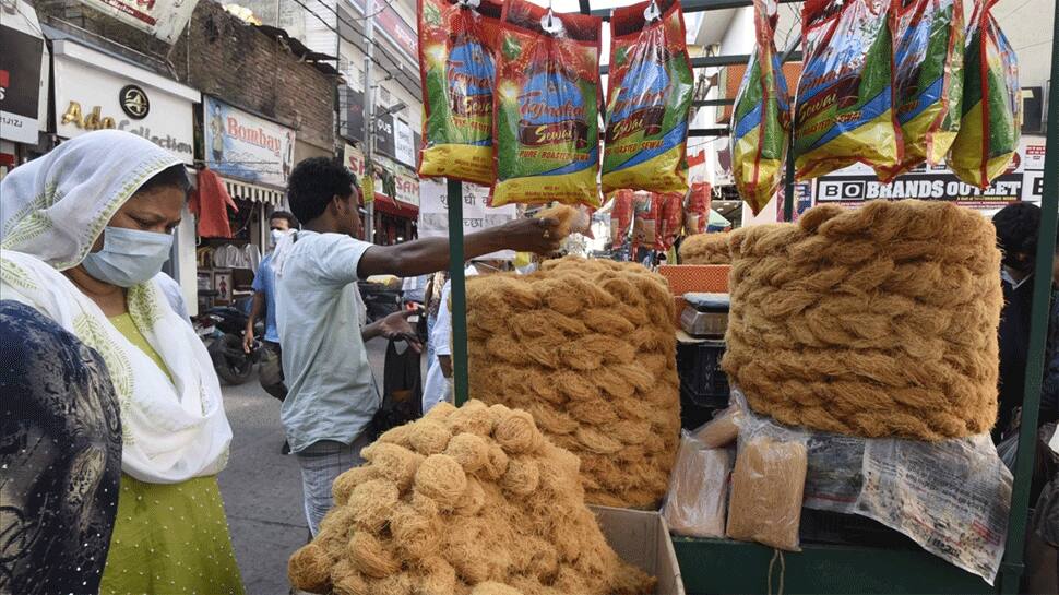 Eid-ul-Fitr 2020: Shoppers throng streets worldwide to buy festive ...