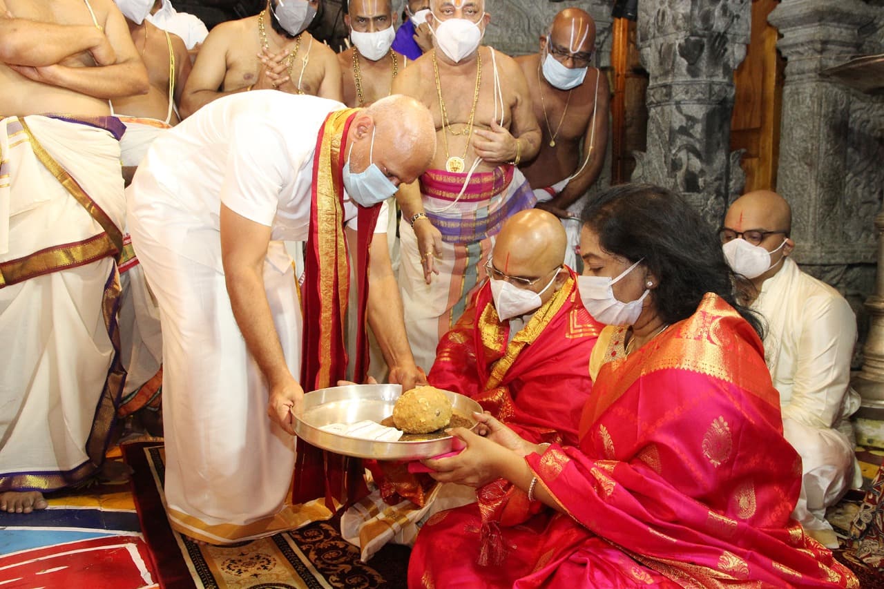 Tirumala Tirupati Devasthanam gets new EO; Golden 'Sathari' donated to ...