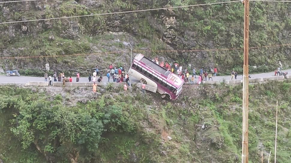 Narrow escape! Bus in Himachal Pradesh hangs from cliff, driver rescues ...