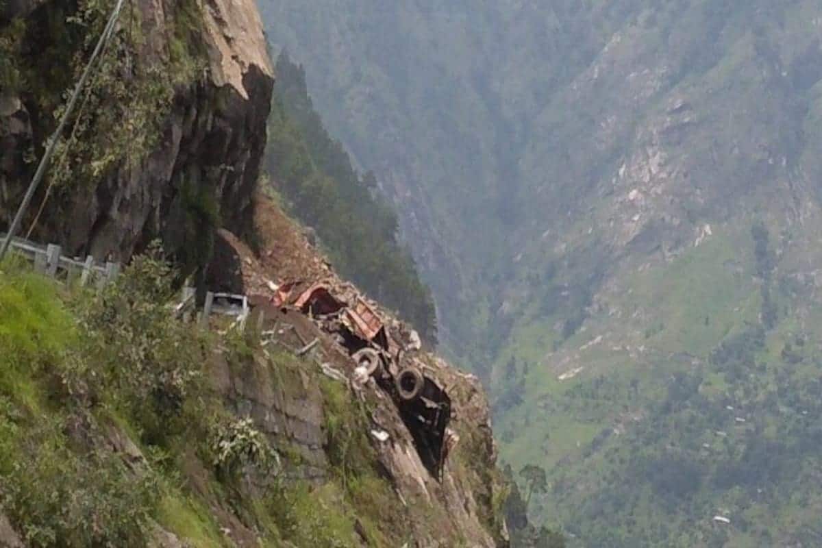 Major accident occurs after another landslide in Himachal Pradesh, many vehicles bury under the ...