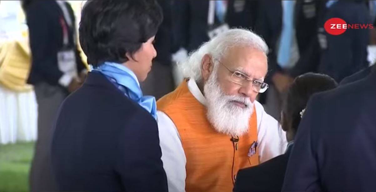 Watch PM Modi's special conversation with Olympic Champions | Zee News
