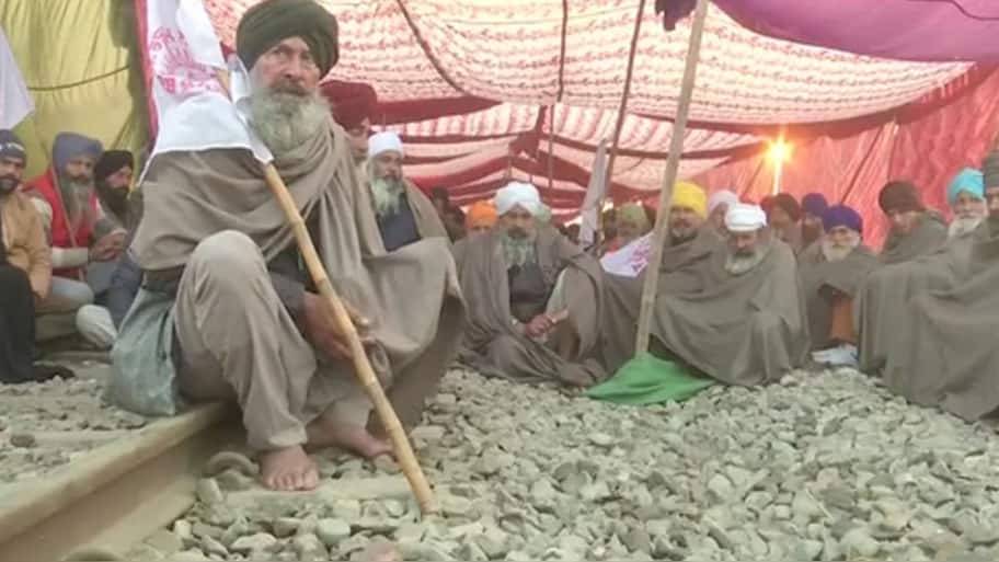 Punjab farmers' 'rail roko' protest over farm loan waiver, compensation ...