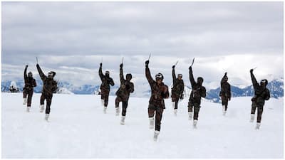 Indian Army performs 'Khukuri Dance' on snow-clad mountain near LoC ...