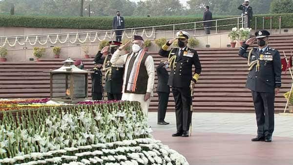 PM Modi pays homage to martyrs by visiting War Memorial on 73rd ...
