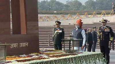 Prime Minister Narendra Modi visits National War Memorial | Zee News