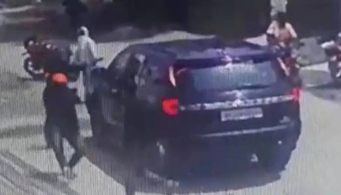 Maharashtra well-known builder shot at by attackers | Zee News