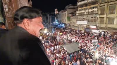 Imran Khan supporters protest against his ouster, raise 'chowkidar chor ...