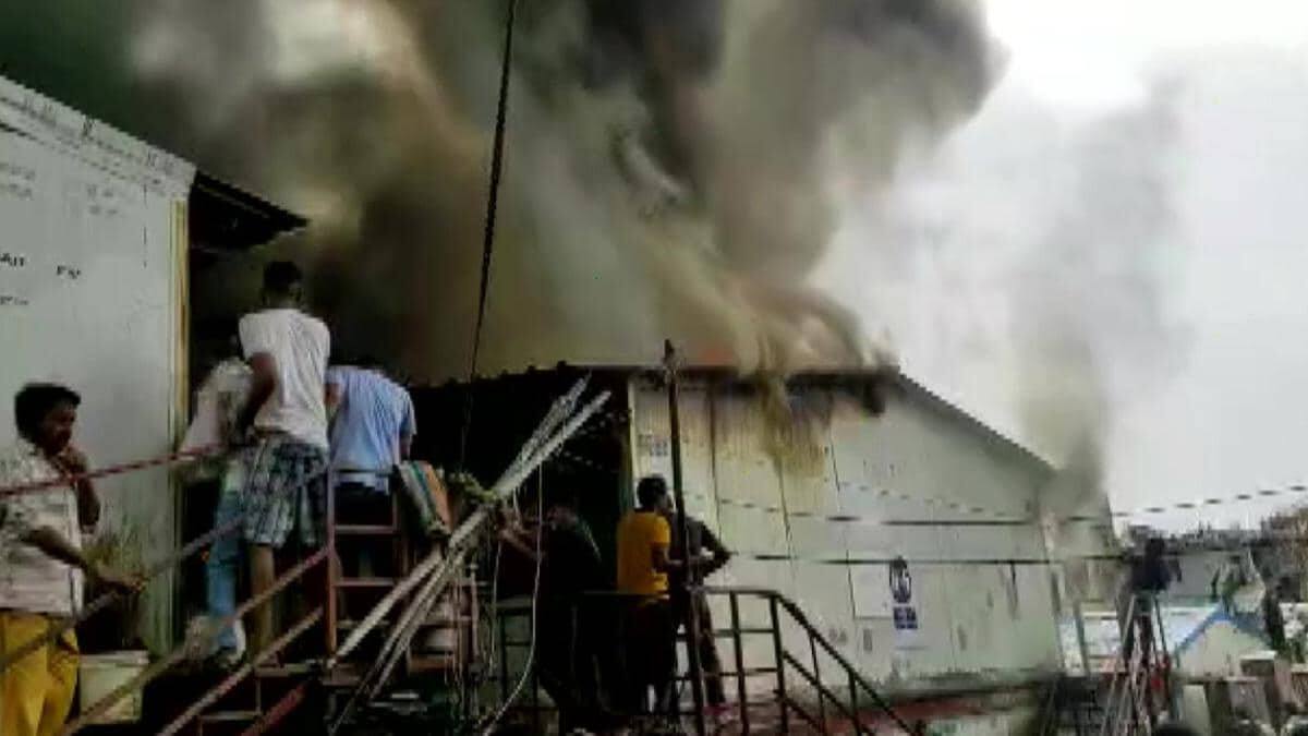 Massive fire breaks in Anand Parbat area of Delhi | Zee News
