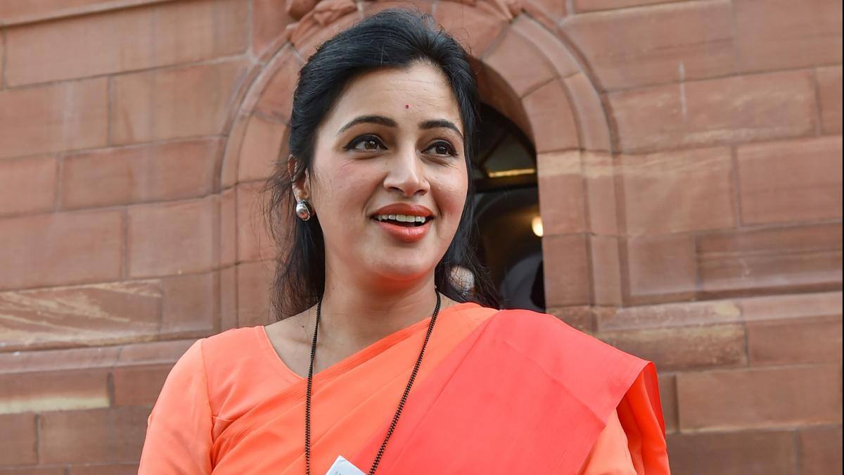 Hanuman Chalisa Politics: Shiv Sainiks barge into Navneet Rana's house ...