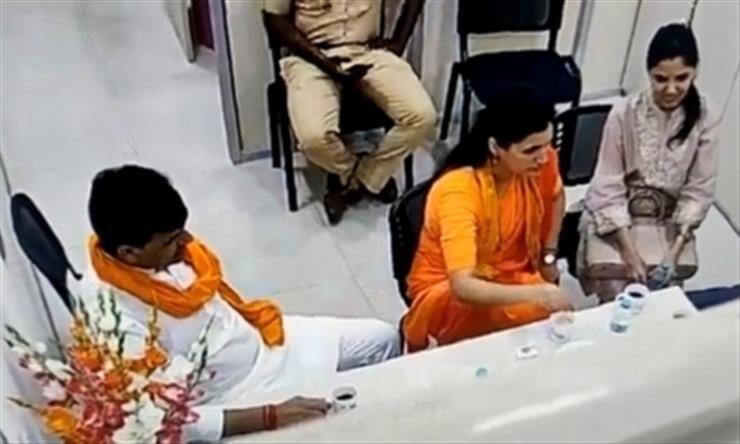 Hanuman Chalisa Row: Mumbai Police clarifies on Navneet Rana's allegations, releases video | Zee ...