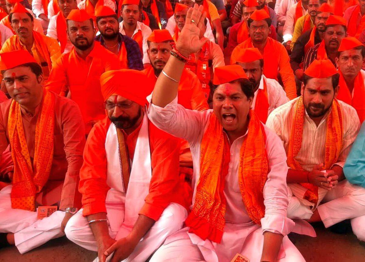 Hanuman Chalisa Row: Chalisa recitation on MNS loudspeaker | Zee News