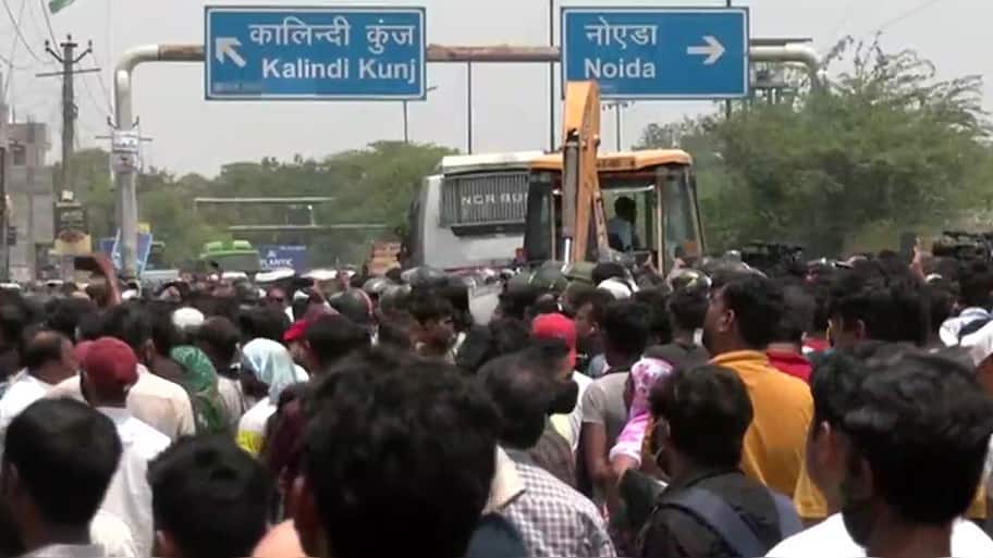 Shaheen Bagh: Locals sit on roads, AAP MLA leads protests against MCD's ...