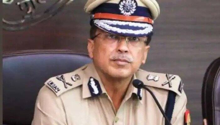 CM Yogi removes UP DGP Mukul Goel | Zee News