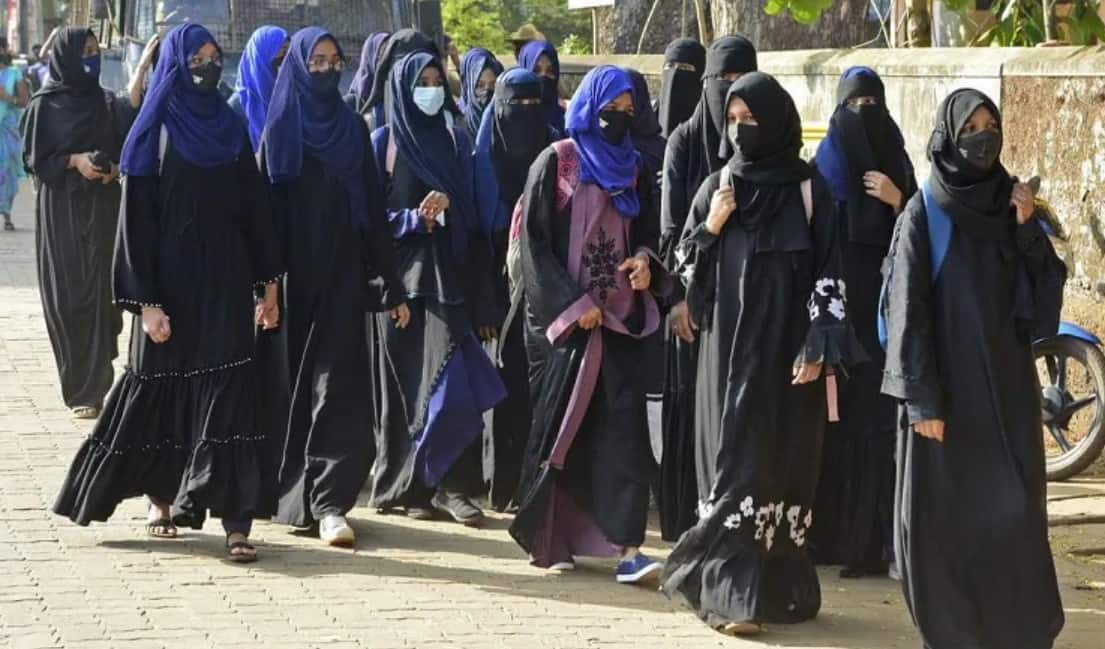 Khabren Khatakhat: Hijab row resurfaces in Karnataka's Mangaluru | Zee News