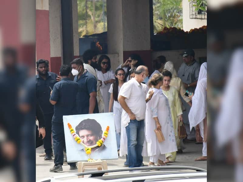 Singer KK cremated in Mumbai, family and friends bid an emotional ...