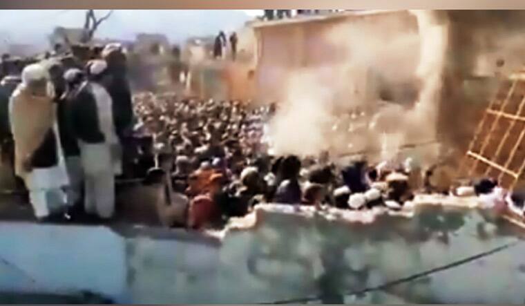Mob attacks temple in Pakistan | Zee News