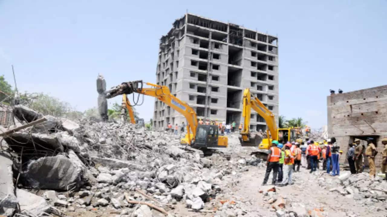 The team of Patna administration reached to break the illegal ...