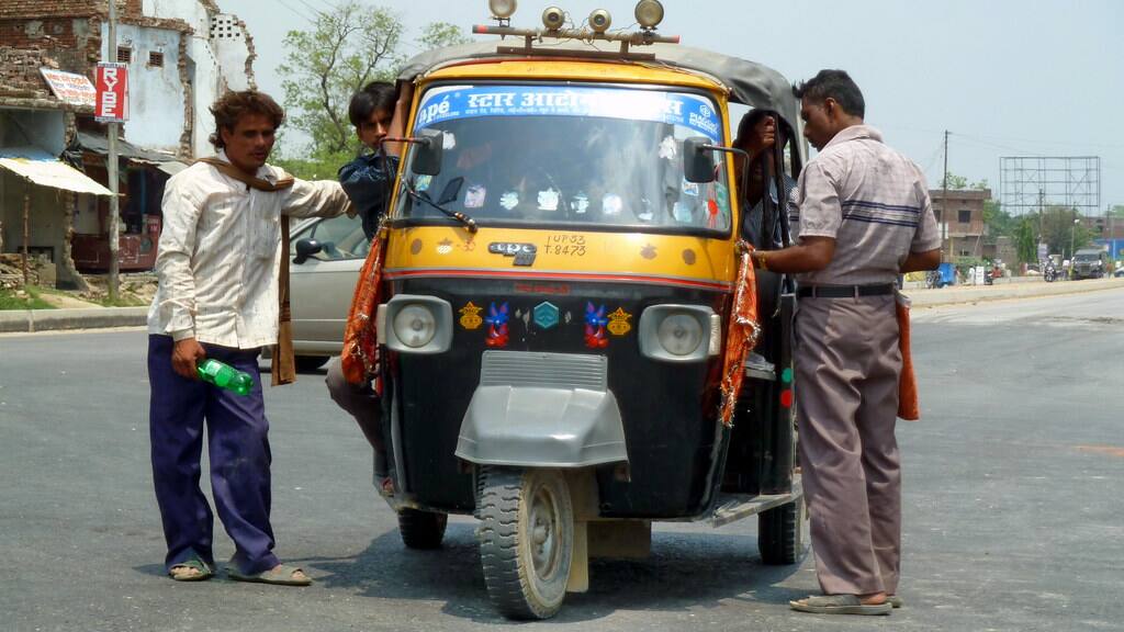 Viral Khatakhat: Video of overloaded auto goes viral | Zee News