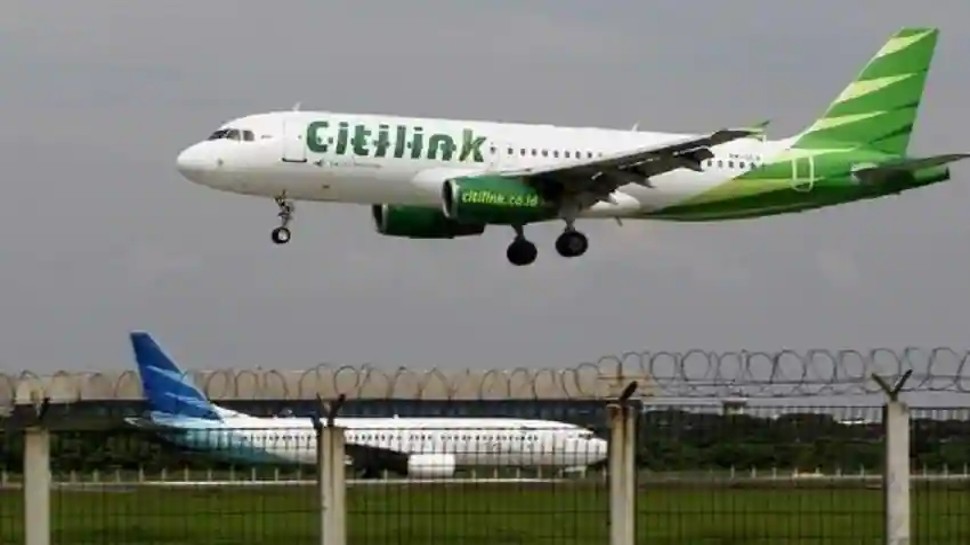 Close call for 100 Citilink Indonesia flight passengers! Pilot dies ...