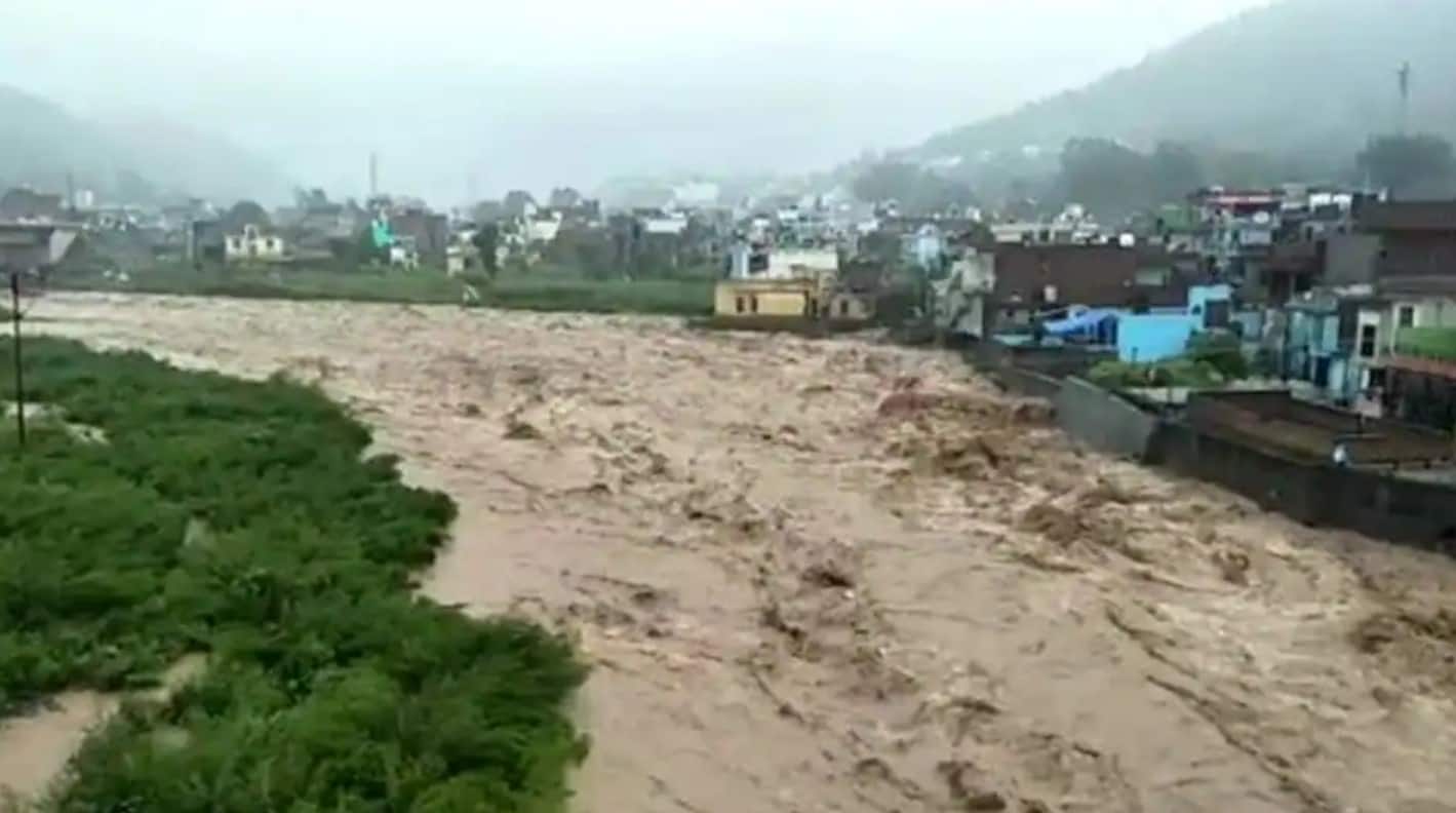 Heavy destruction in Jammu and Kashmir due to cloudburst | Zee News