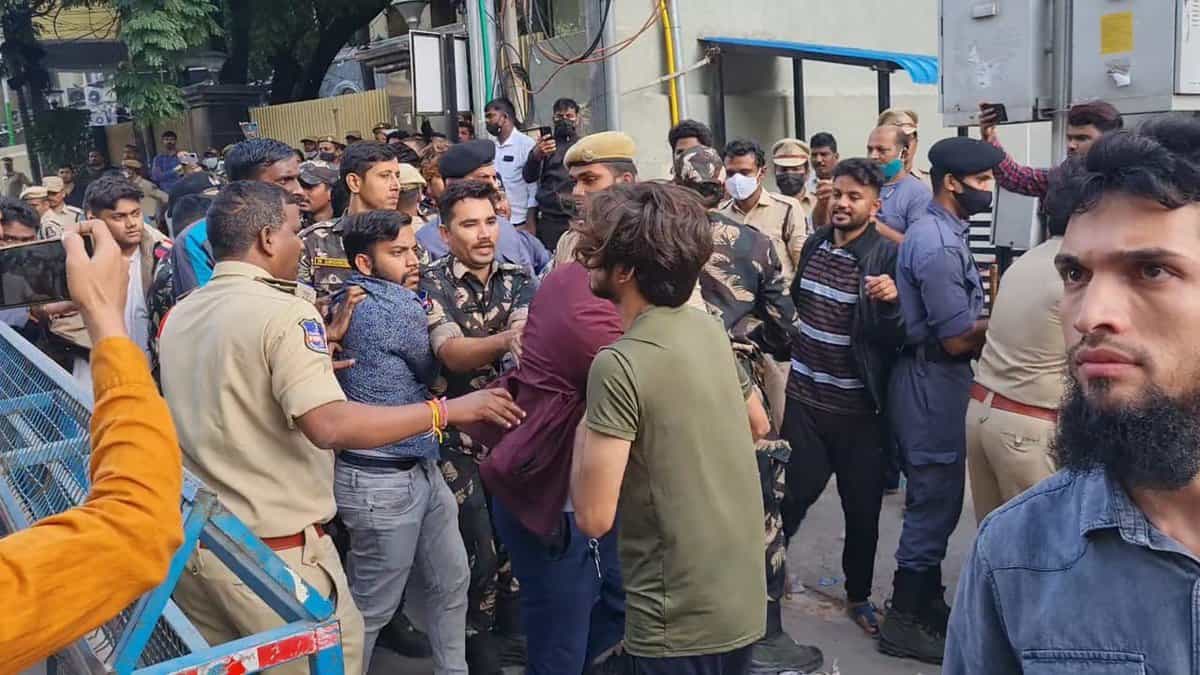 Khabren Khatakhat : Protest against T Raja resumes | Zee News