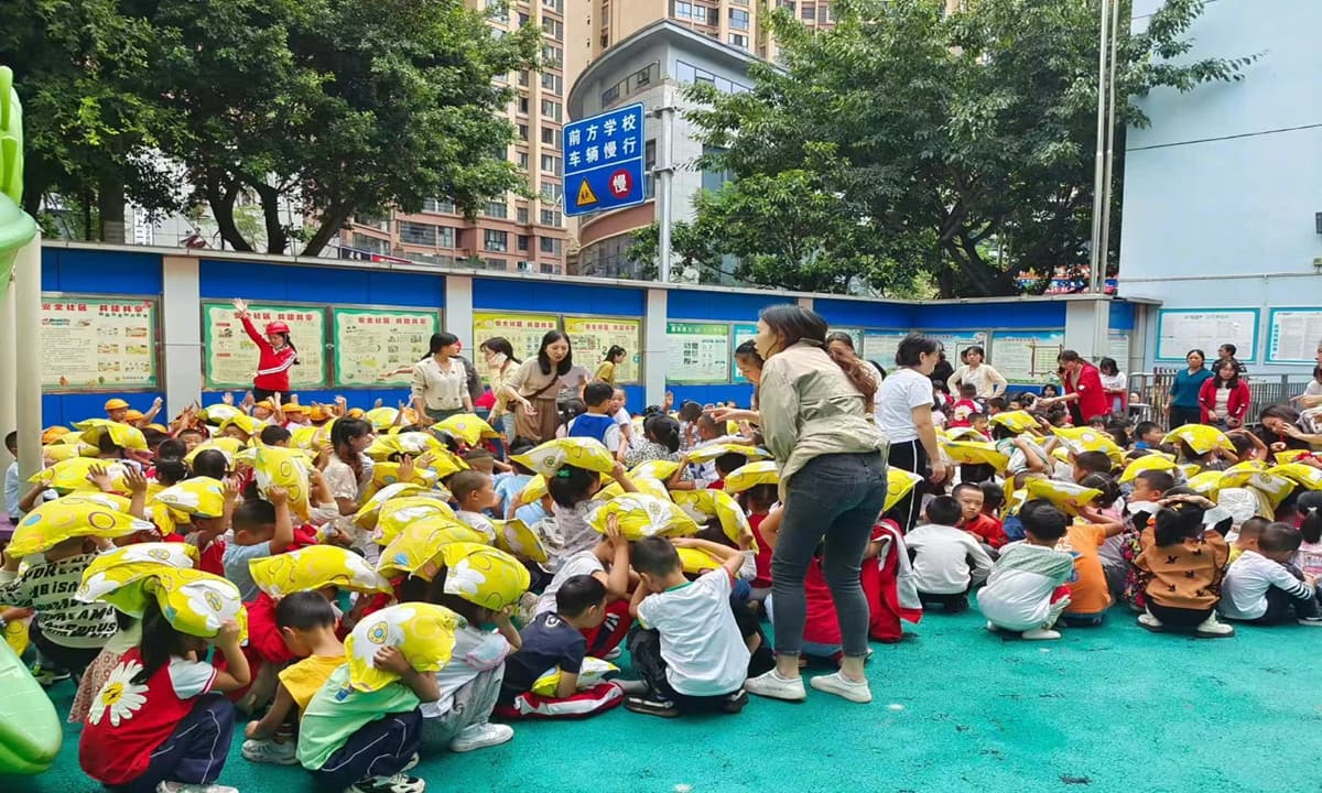 School teacher rescues children after Sichuan Earthquake | Zee News