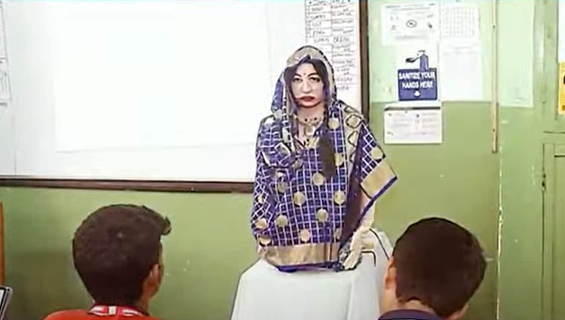 Deshhit: How Robo Teacher Shalu Ma'am teaches in the classroom | Zee News