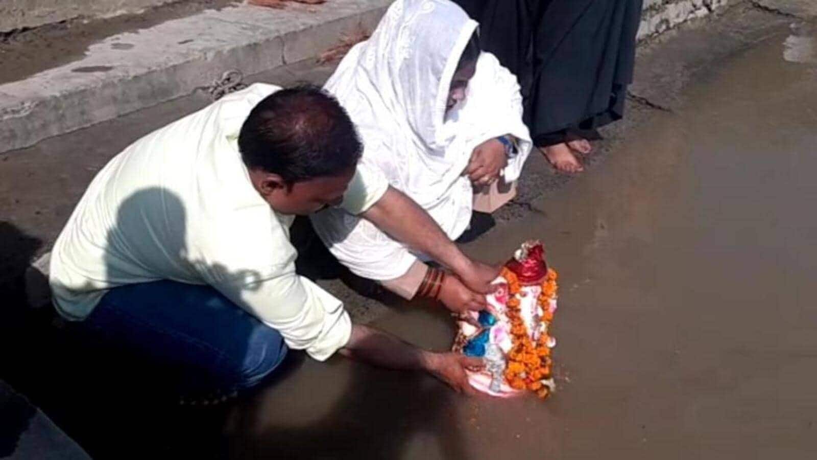 Namaste India: Ruby Khan immerses Ganesha's idol, sets an example of ...